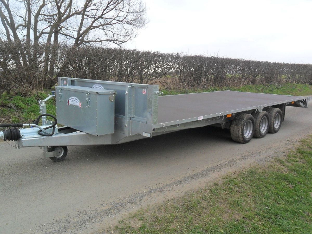 Top 6 Benefits Of A Tri Axle Trailer | Rhinotrail