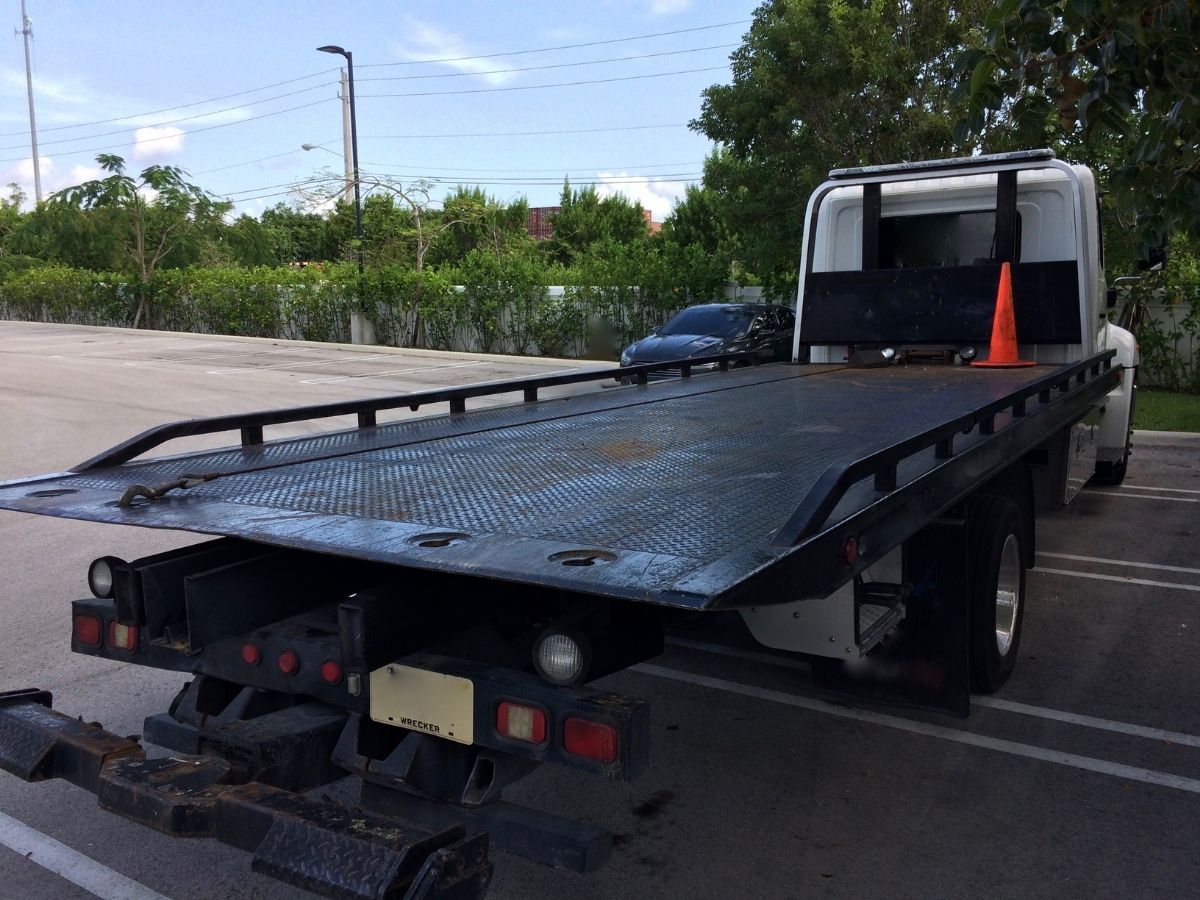 Flatbed Truck Vs Trailer: What’s The Real Difference? | Rhinotrail