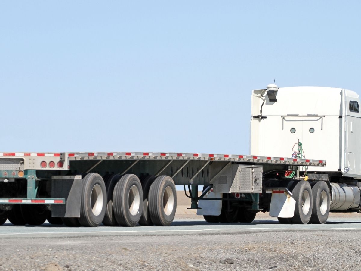 Flatbed Truck Vs Trailer: What’s The Real Difference? | Rhinotrail