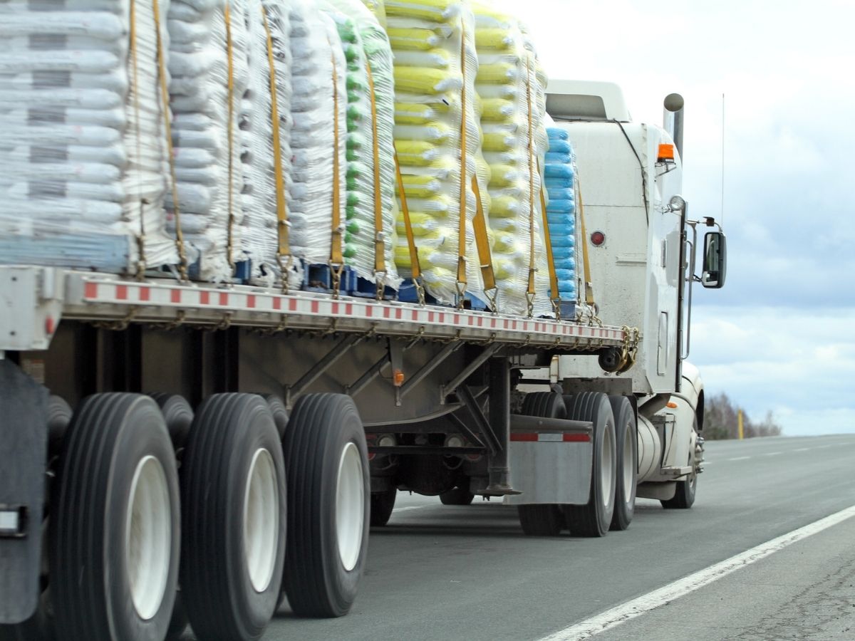 Flatbed Truck Vs Trailer: What’s The Real Difference? | Rhinotrail