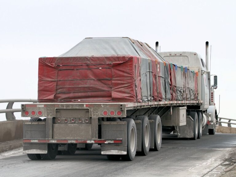 Flatbed Truck Vs Trailer: What’s The Real Difference? | Rhinotrail