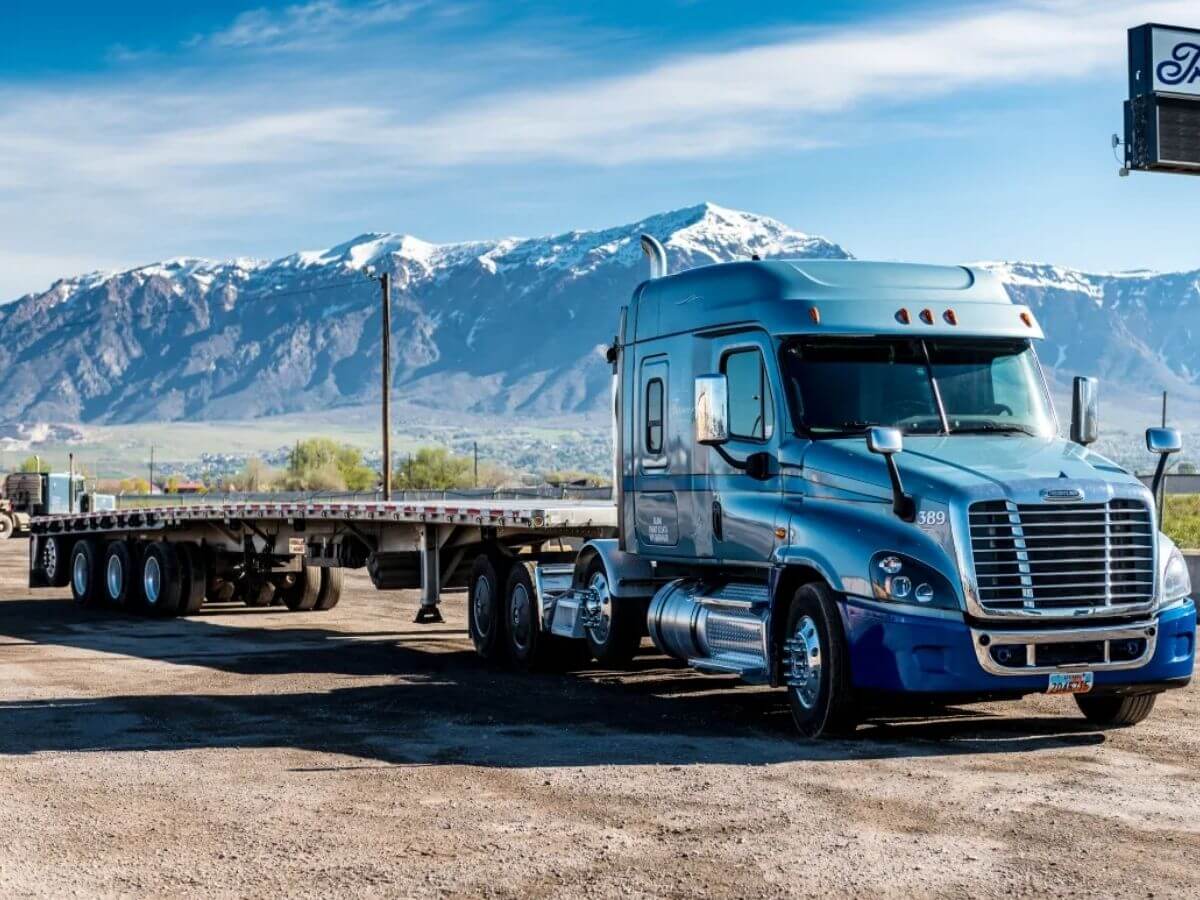 How Should You Transport A Load On A Flatbed Trailer | Rhinotrail