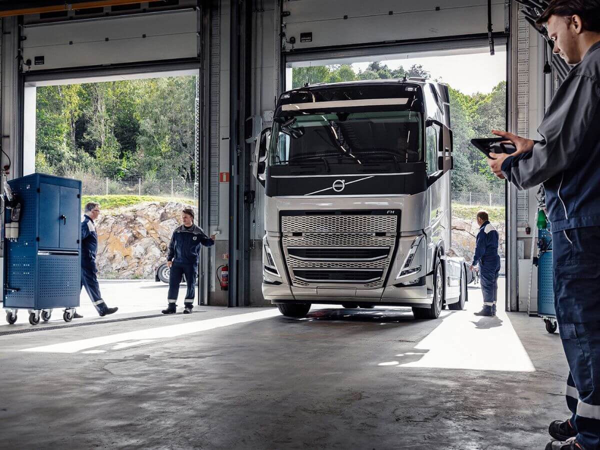 Truck Or Trailer? Your Ultimate Comparison Guide | Rhinotrail