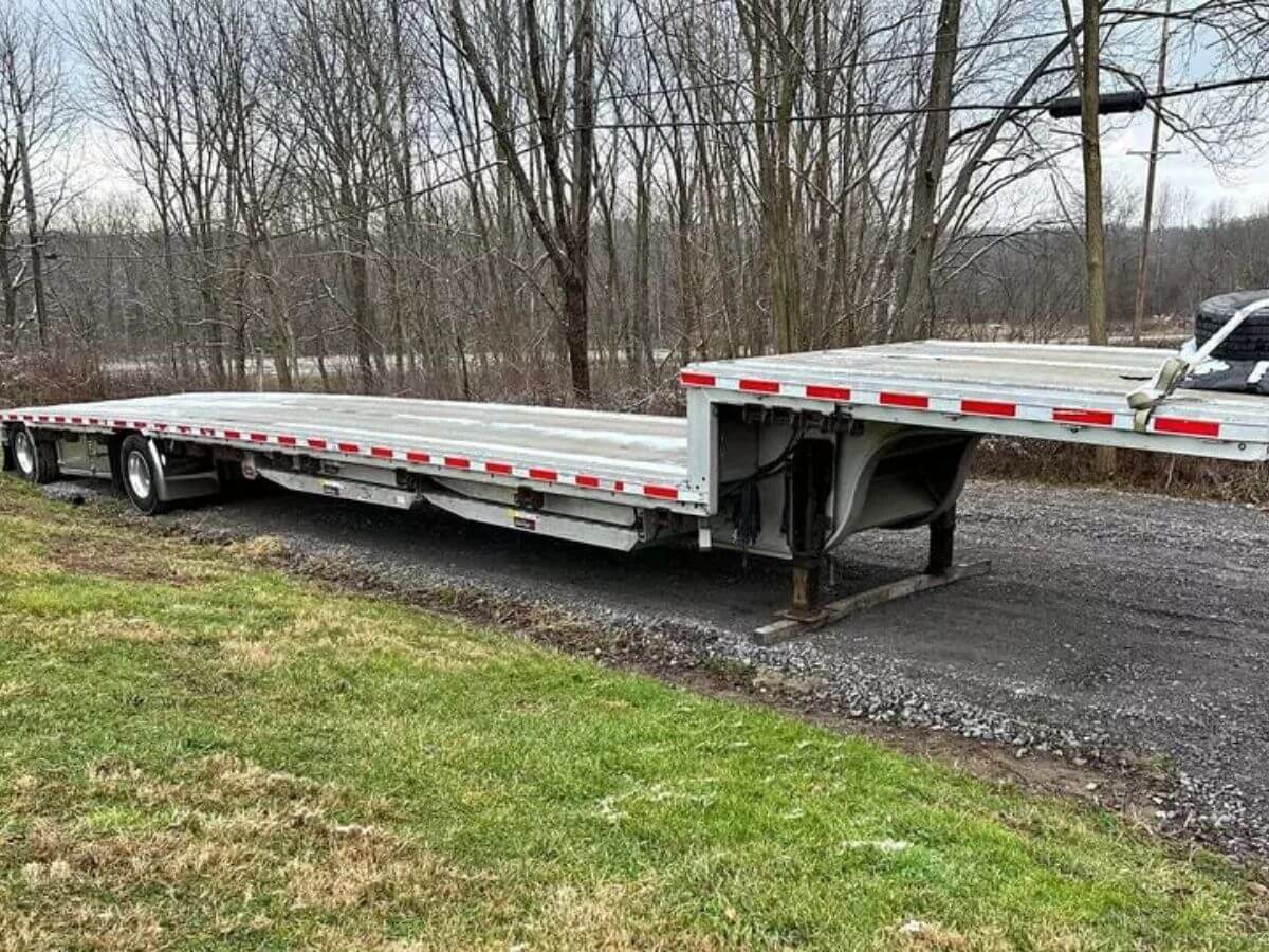 What Is A Flatbed Trailer? | Rhinotrail